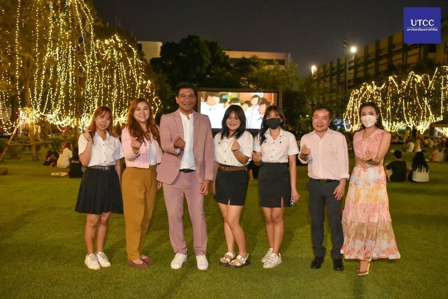 จบไปแล้ว กับงานหนังกลางมอวันแรก เรื่อง”สิ่งเล็กๆที่เรียกว่ารัก” - มหาวิทยาลัยหอการค้าไทย