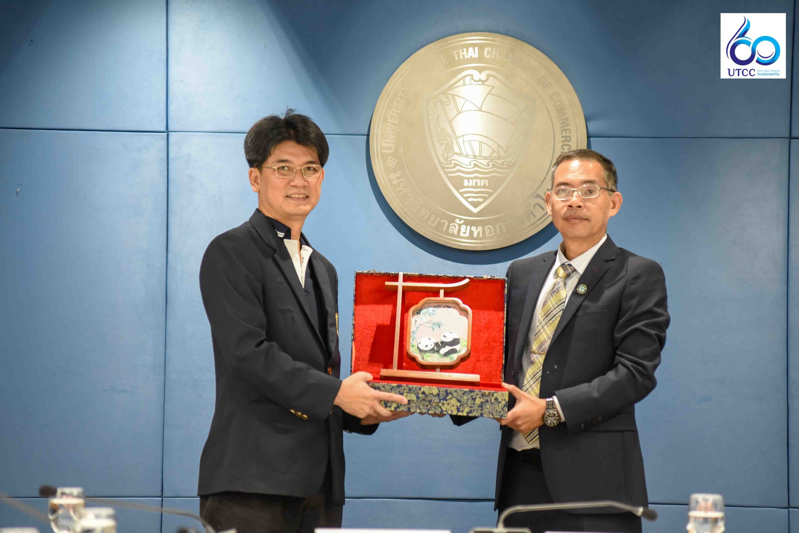 รศ.ดร.สถาพร อมรสวัสดิ์วัฒนา รองอธิการบดีอาวุโสสายงานวิชาการและงานวิจัย ...