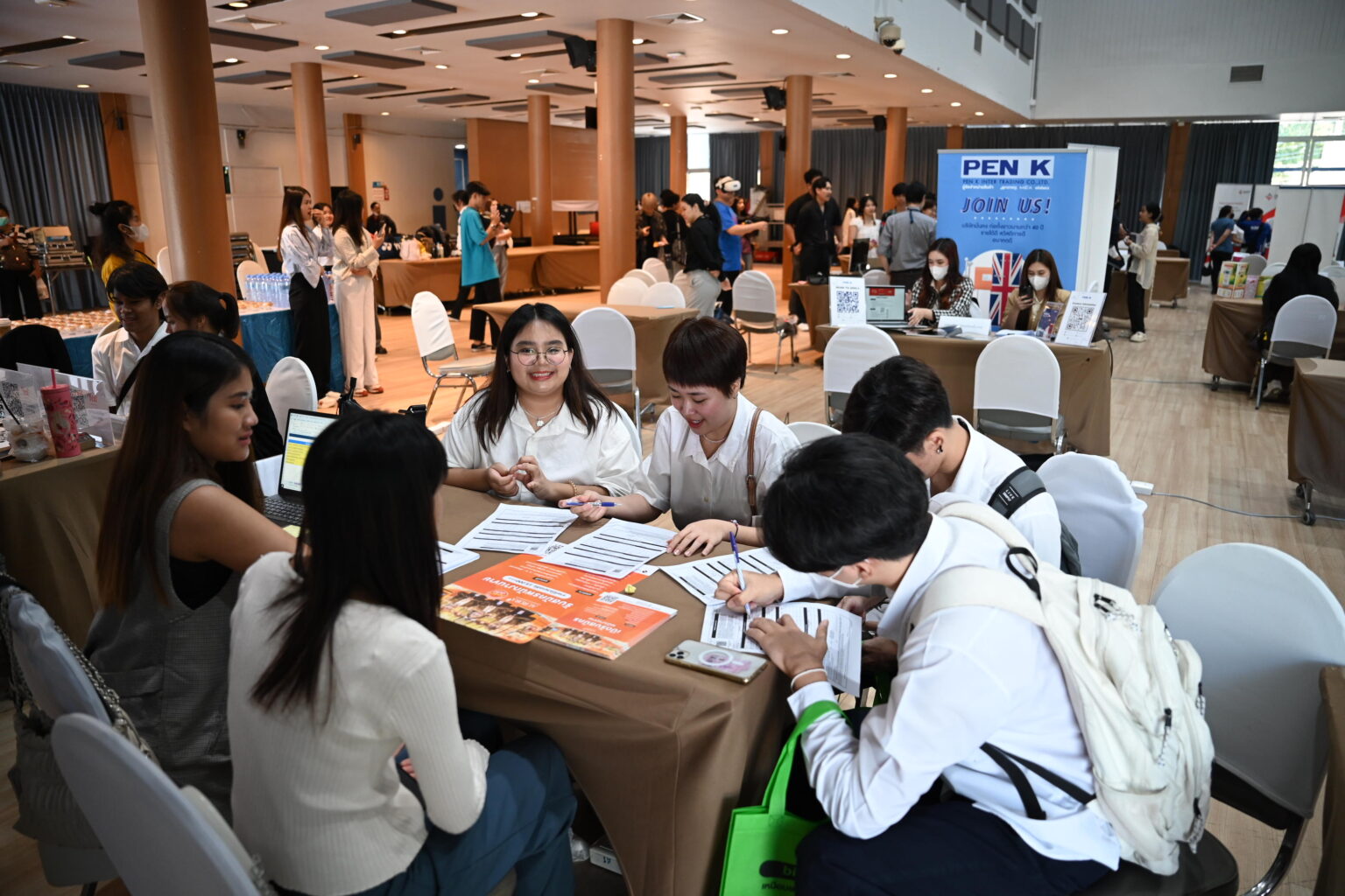 ตลาดแรงงานคนรุ่นใหม่ DEK-DAD JOB FAIR 2024 - มหาวิทยาลัยหอการค้าไทย