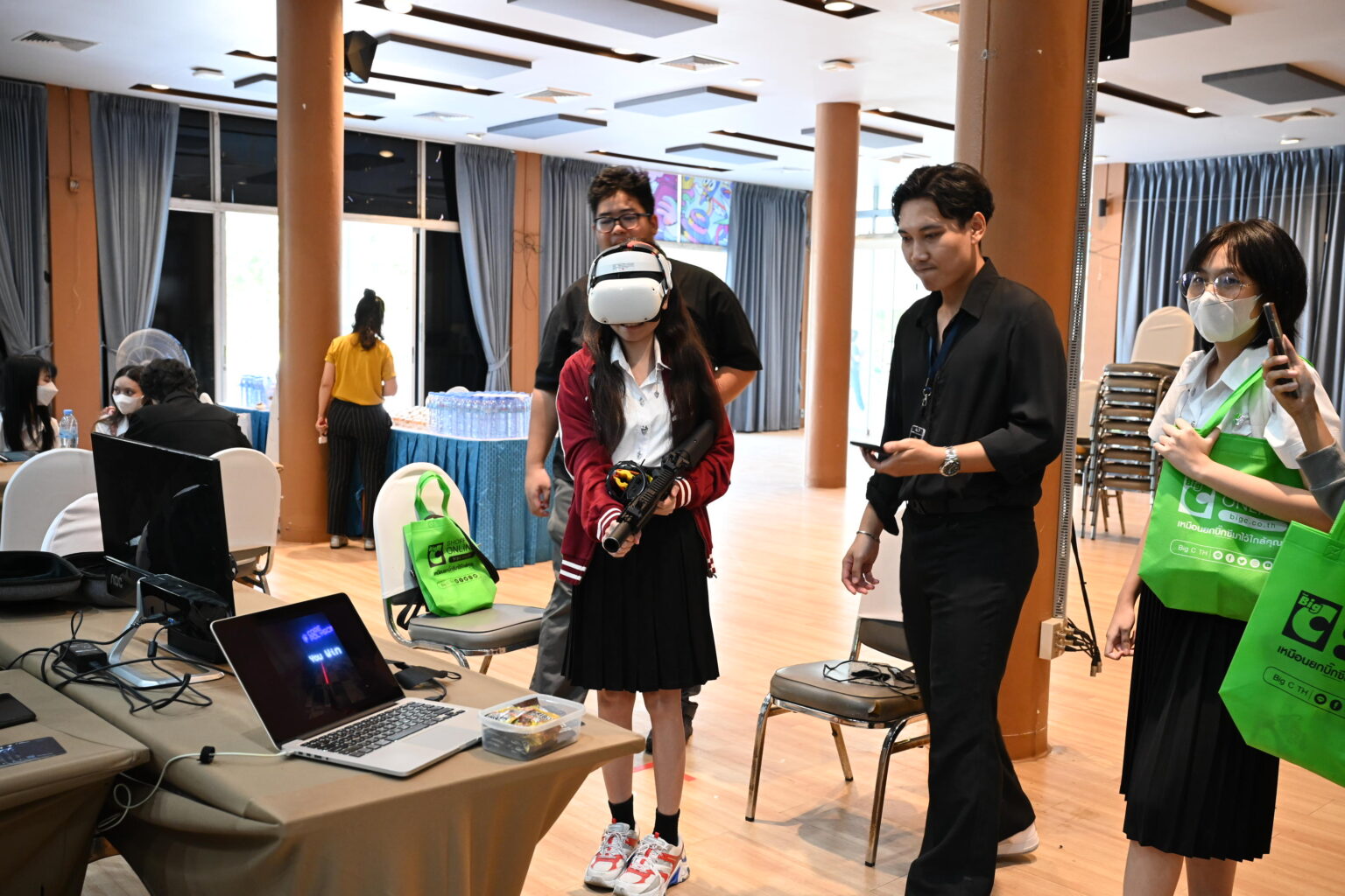 ตลาดแรงงานคนรุ่นใหม่ DEK-DAD JOB FAIR 2024 - มหาวิทยาลัยหอการค้าไทย