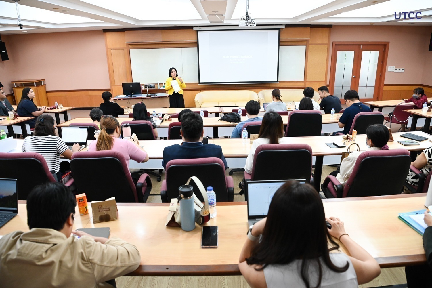 สำนักนวัตกรรมการศึกษา มหาวิทยาลัยหอการค้าไทย จัดการอบรม PILOT PROJECT ...